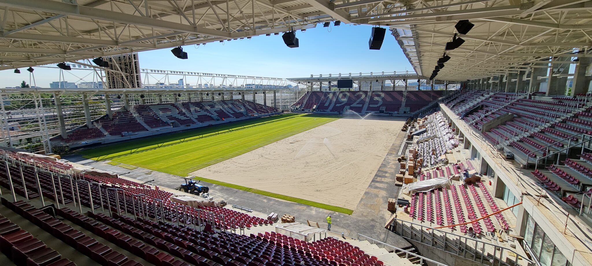 Stadionul Rapid se modernizează. Ultimul stadiu, montarea gazonului ...